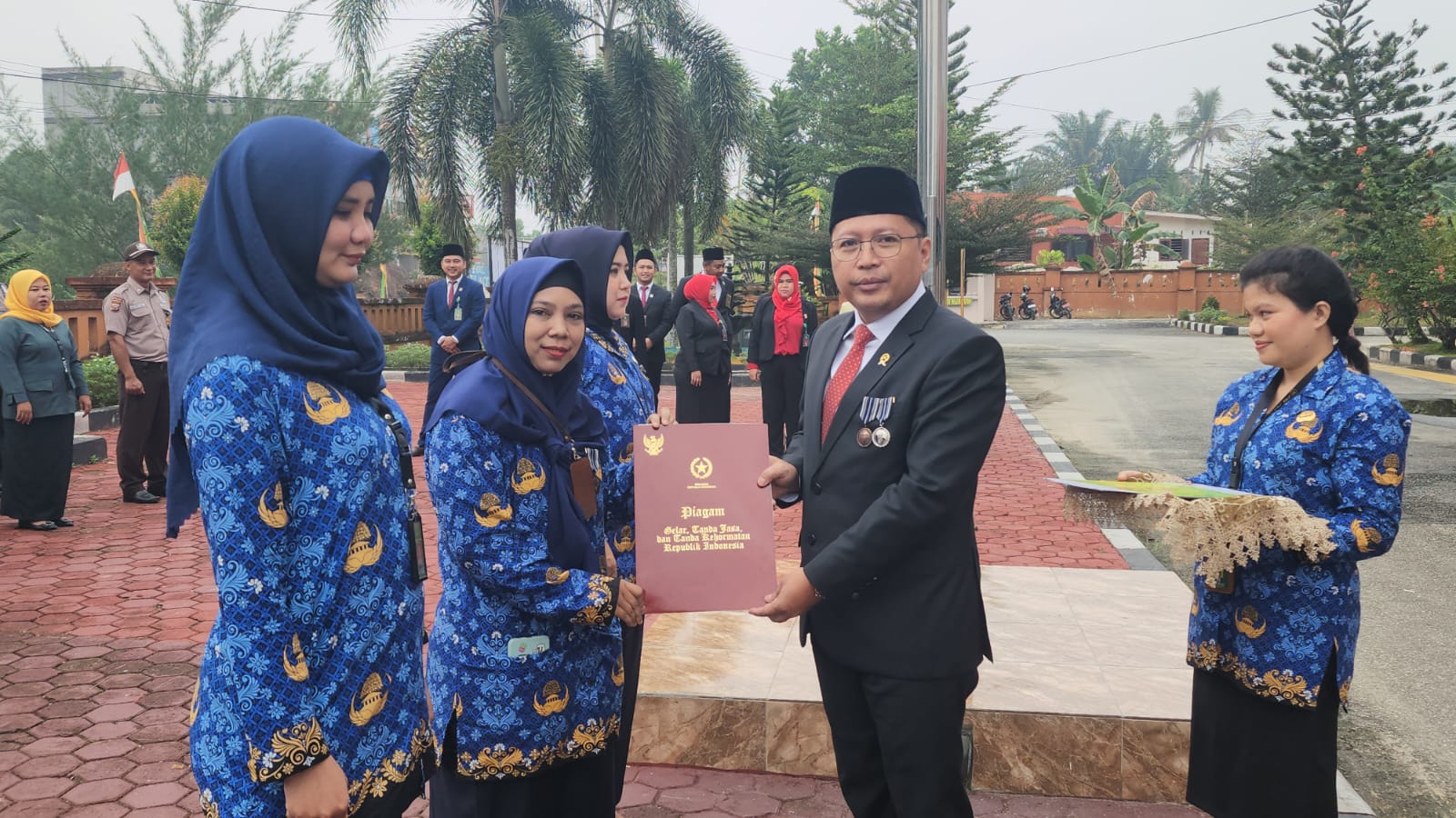 Penyerahan piagam penghargaan Satyalancana Karya Satya dan Satya Karya ... Penyerahan piagam penghargaan Satyalancana Karya Satya dan Satya Karya ...